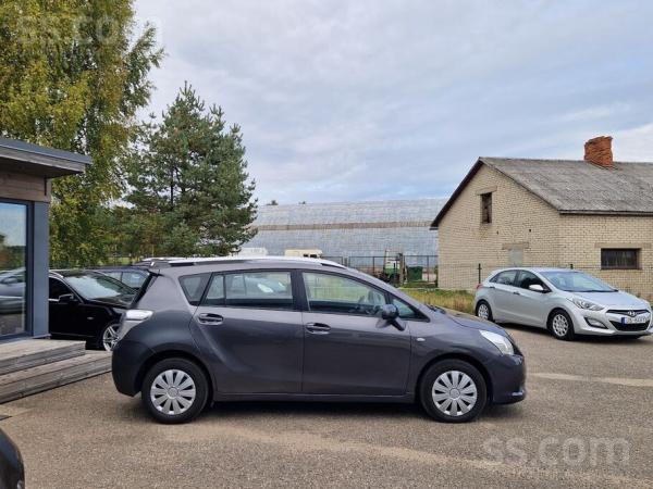 Toyota Verso 2009 in Valmiera on AUTOMOTO.COM.LV Grey Toyota Verso 2009 in Valmiera, with an engine capacity of 2.00 L and mileage of 255 thousand km for 2700 €, photo 7 on AUTOMOTO.COM.LV