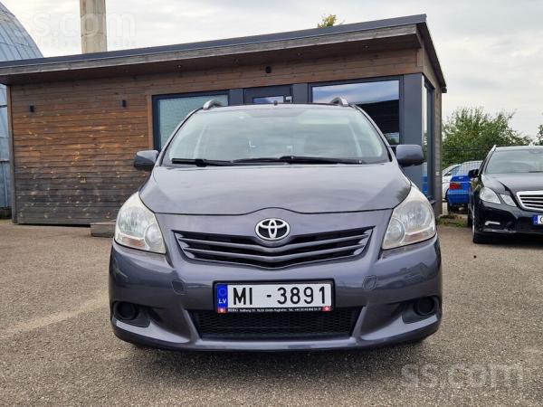 Toyota Verso 2009 in Valmiera on AUTOMOTO.COM.LV Grey Toyota Verso 2009 in Valmiera, with an engine capacity of 2.00 L and mileage of 255 thousand km for 2700 €, photo 8 on AUTOMOTO.COM.LV