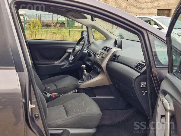 Toyota Verso 2009 in Valmiera on AUTOMOTO.COM.LV Grey Toyota Verso 2009 in Valmiera, with an engine capacity of 2.00 L and mileage of 255 thousand km for 2700 €, photo 9 on AUTOMOTO.COM.LV