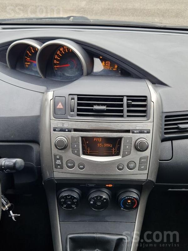 Toyota Verso 2009 in Valmiera on AUTOMOTO.COM.LV Grey Toyota Verso 2009 in Valmiera, with an engine capacity of 2.00 L and mileage of 255 thousand km for 2700 €, photo 11 on AUTOMOTO.COM.LV