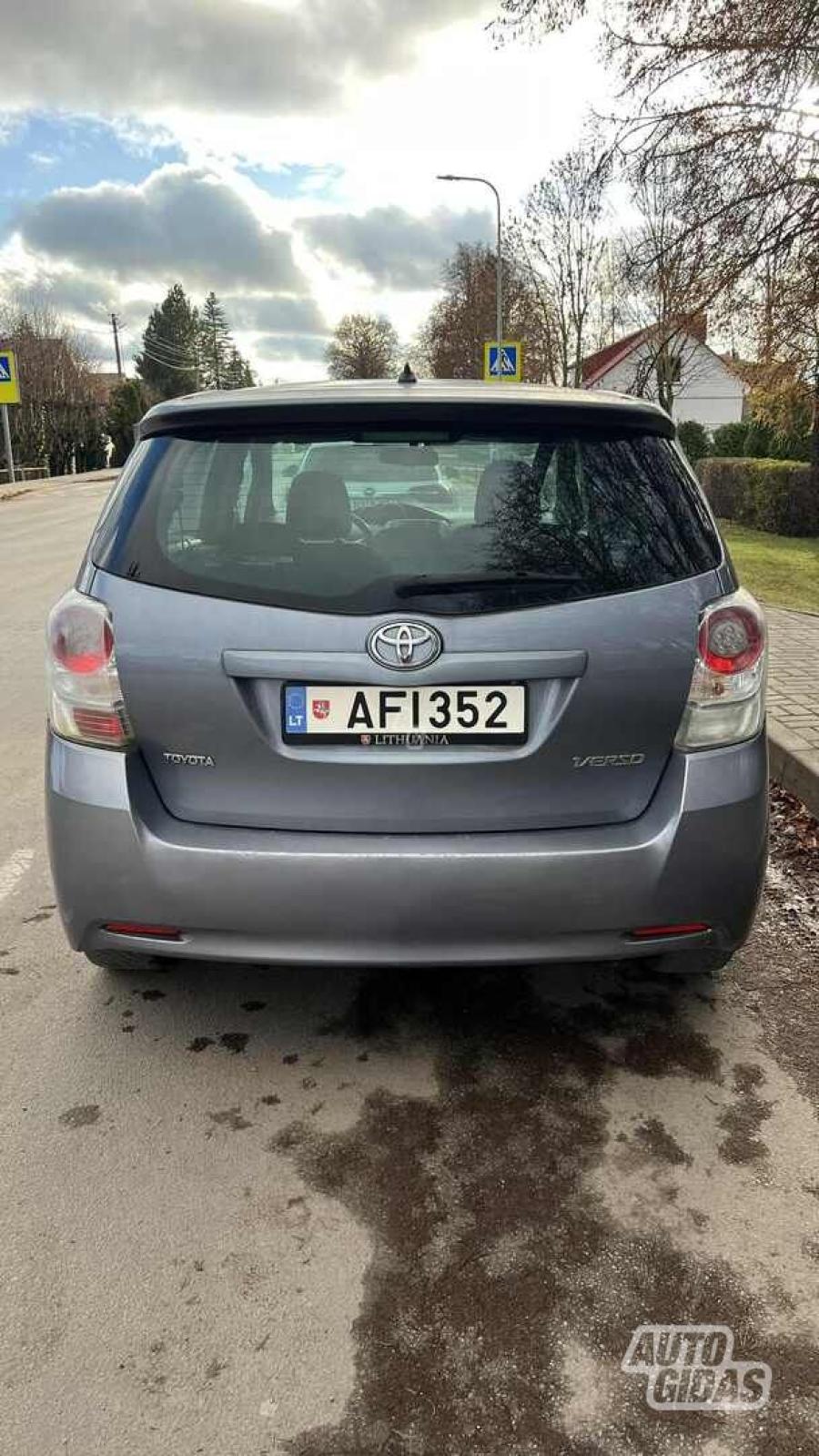 Grey Toyota Verso 2010 in Marijampole, with an engine capacity of 2.00 L and mileage of 203 thousand km for 3400 €, photo 5 on AUTOMOTO.COM.LV