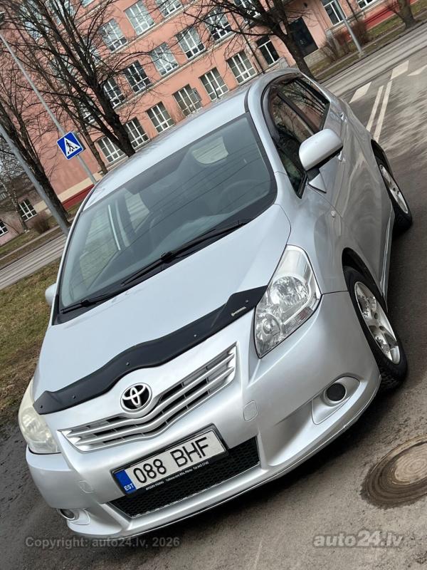 Grey Toyota Verso 2010 in Narva, with an engine capacity of 2.00 L and mileage of 400 thousand km for 1999 €, photo 3 on AUTOMOTO.COM.LV