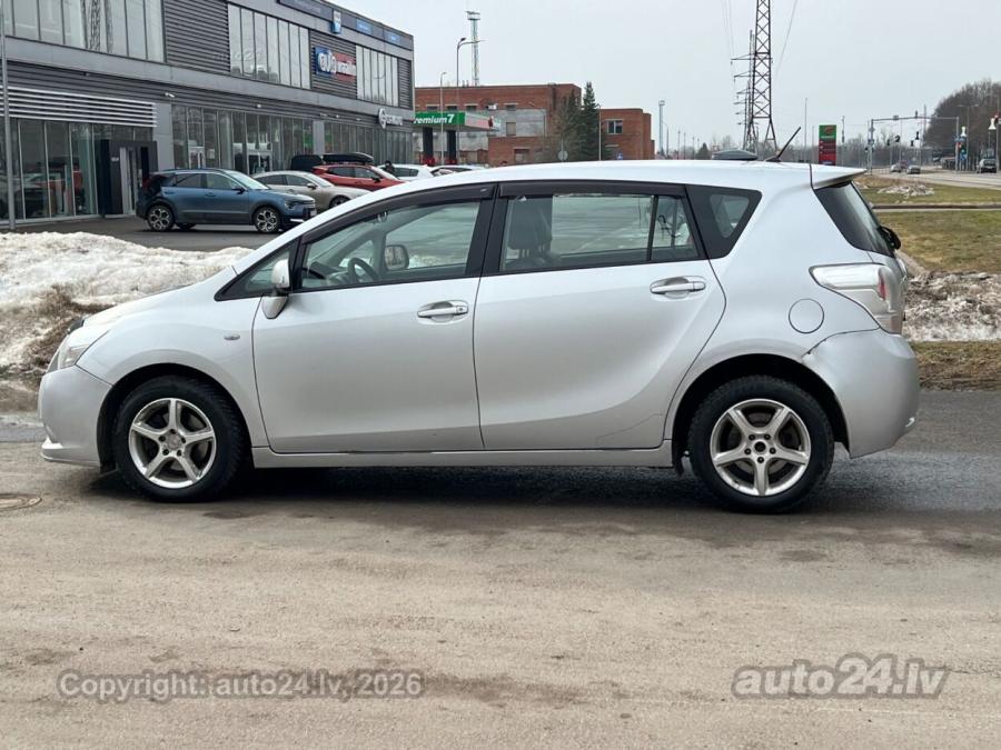 Grey Toyota Verso 2010 in Narva, with an engine capacity of 2.00 L and mileage of 400 thousand km for 1999 €, photo 10 on AUTOMOTO.COM.LV