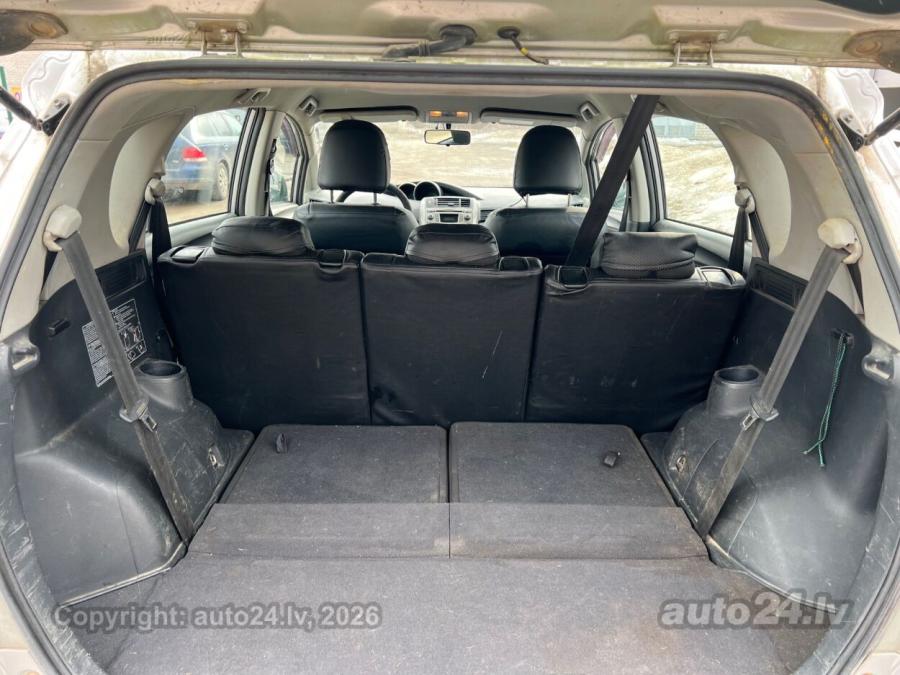 Grey Toyota Verso 2010 in Narva, with an engine capacity of 2.00 L and mileage of 400 thousand km for 1999 €, photo 14 on AUTOMOTO.COM.LV