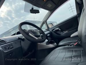 Grey Toyota Verso 2010 in Narva, with an engine capacity of 2.00 L and mileage of 400 thousand km for 1999 €, photo 15 on AUTOMOTO.COM.LV