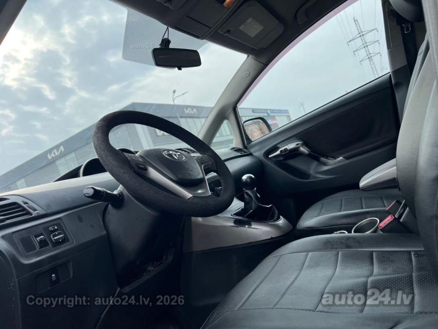 Grey Toyota Verso 2010 in Narva, with an engine capacity of 2.00 L and mileage of 400 thousand km for 1999 €, photo 15 on AUTOMOTO.COM.LV
