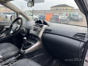 Grey Toyota Verso 2010 in Narva, with an engine capacity of 2.00 L and mileage of 400 thousand km for 1999 €, photo 16 on AUTOMOTO.COM.LV