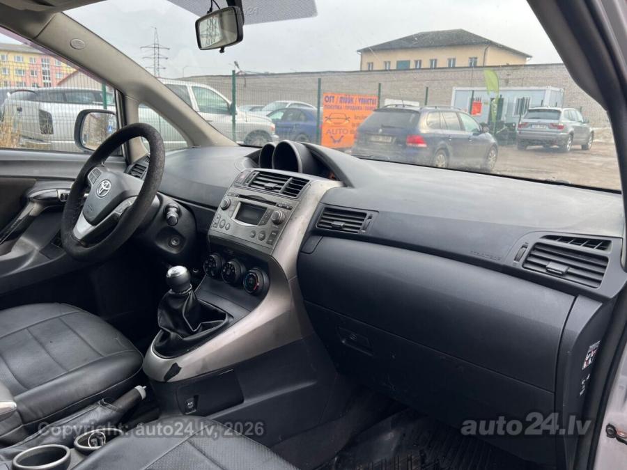Grey Toyota Verso 2010 in Narva, with an engine capacity of 2.00 L and mileage of 400 thousand km for 1999 €, photo 16 on AUTOMOTO.COM.LV