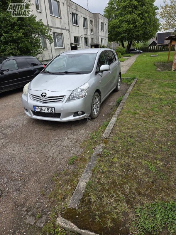 Grey Toyota Verso 2010 in Kaunas, with an engine capacity of 2.20 L and mileage of 295 thousand km for 3600 €, photo 1 on AUTOMOTO.COM.LV