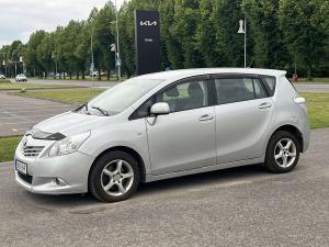 Grey Toyota Verso 2010 in Narva, with an engine capacity of 2.00 L and mileage of 401 thousand km for 1299 €, photo  on AUTOMOTO.COM.LV