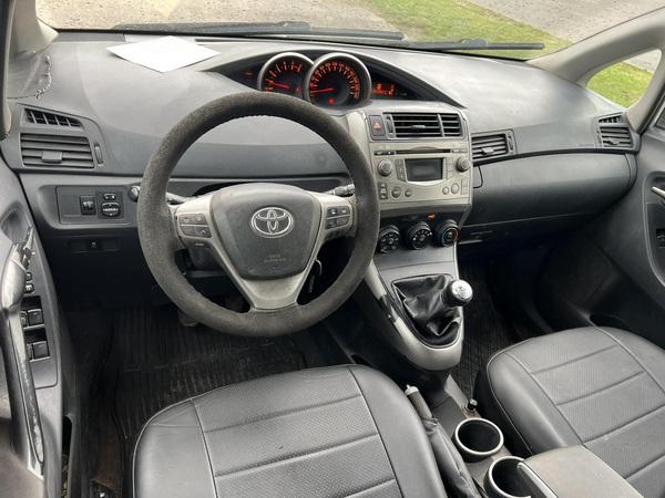 Pelēks Toyota Verso 2010 Narva, ar dzinēja tilpumu 2.00 L un nobraukumu 401 tūkst. km par 1299 €, foto 8 vietnē AUTOMOTO.COM.LV