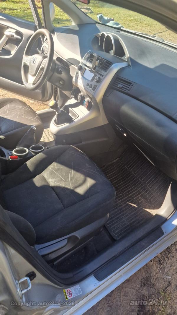 Grey Toyota Verso 2011 in Tallinn, with an engine capacity of 1.60 L and mileage of 360 thousand km for 2000 €, photo 8 on AUTOMOTO.COM.LV