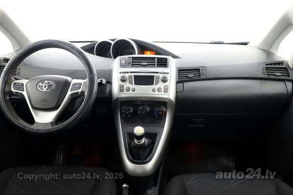Pelēks Toyota Verso 2011 Tallina, ar dzinēja tilpumu 1.60 L un nobraukumu 364 tūkst. km par 2499 €, foto 5 vietnē AUTOMOTO.COM.LV