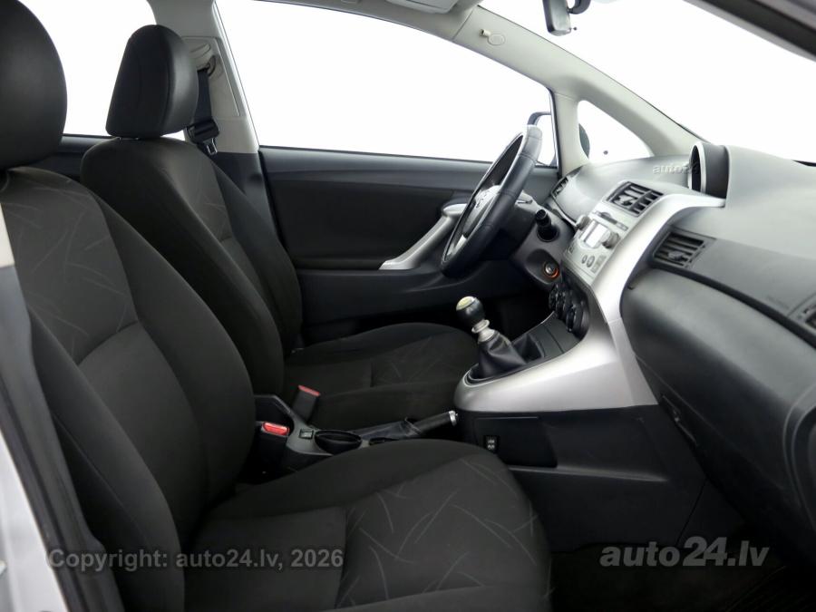 Pelēks Toyota Verso 2011 Tallina, ar dzinēja tilpumu 1.60 L un nobraukumu 364 tūkst. km par 2499 €, foto 7 vietnē AUTOMOTO.COM.LV