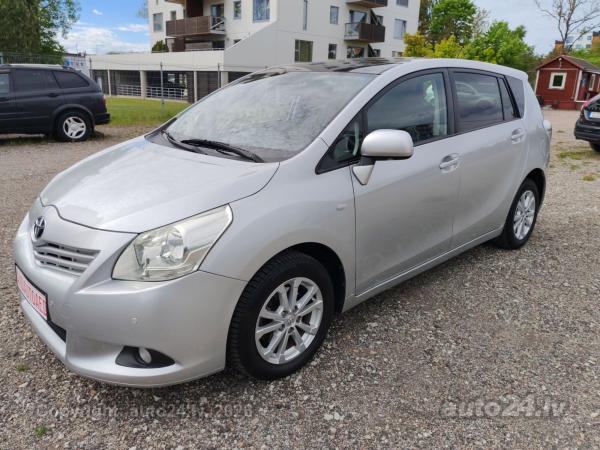 Pelēks Toyota Verso 2011 Tallina, ar dzinēja tilpumu 2.00 L un nobraukumu 200 tūkst. km par 5799 €, foto 1 vietnē AUTOMOTO.COM.LV