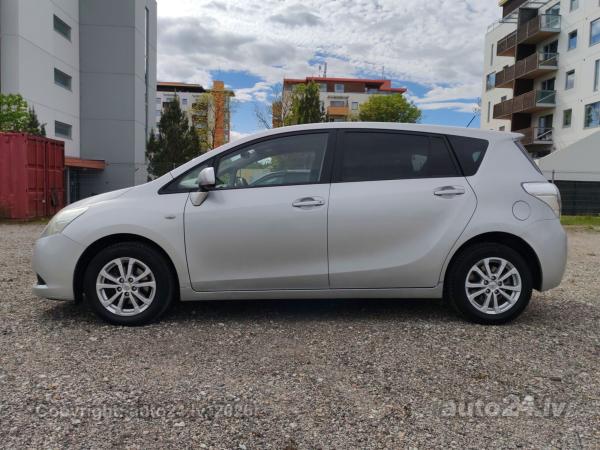 Pelēks Toyota Verso 2011 Tallina, ar dzinēja tilpumu 2.00 L un nobraukumu 200 tūkst. km par 5799 €, foto 2 vietnē AUTOMOTO.COM.LV