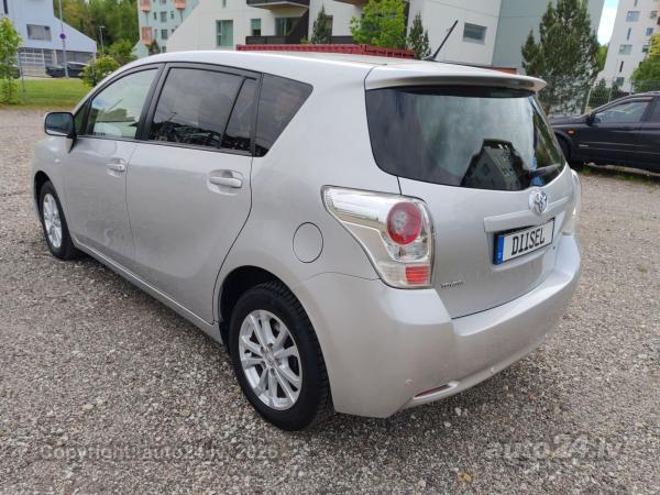 Pelēks Toyota Verso 2011 Tallina, ar dzinēja tilpumu 2.00 L un nobraukumu 200 tūkst. km par 5799 €, foto 3 vietnē AUTOMOTO.COM.LV