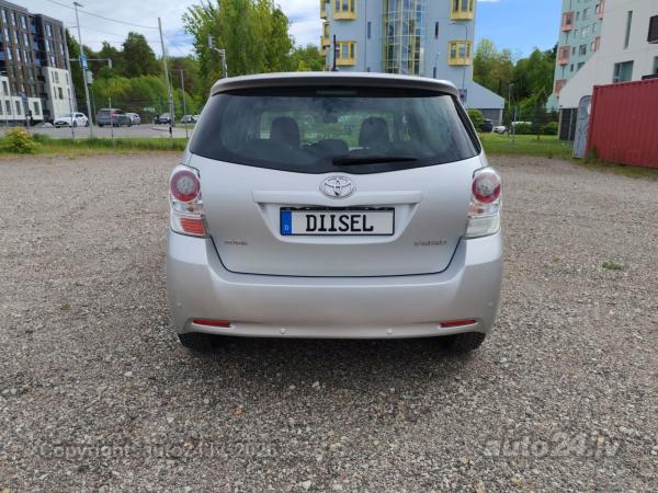 Pelēks Toyota Verso 2011 Tallina, ar dzinēja tilpumu 2.00 L un nobraukumu 200 tūkst. km par 5799 €, foto 4 vietnē AUTOMOTO.COM.LV