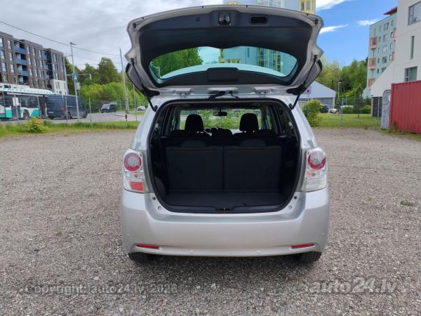 Pelēks Toyota Verso 2011 Tallina, ar dzinēja tilpumu 2.00 L un nobraukumu 200 tūkst. km par 5799 €, foto 5 vietnē AUTOMOTO.COM.LV