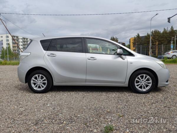 Pelēks Toyota Verso 2011 Tallina, ar dzinēja tilpumu 2.00 L un nobraukumu 200 tūkst. km par 5799 €, foto 7 vietnē AUTOMOTO.COM.LV