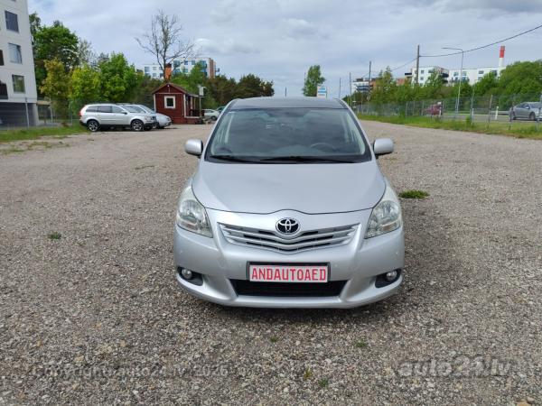 Pelēks Toyota Verso 2011 Tallina, ar dzinēja tilpumu 2.00 L un nobraukumu 200 tūkst. km par 5799 €, foto 9 vietnē AUTOMOTO.COM.LV