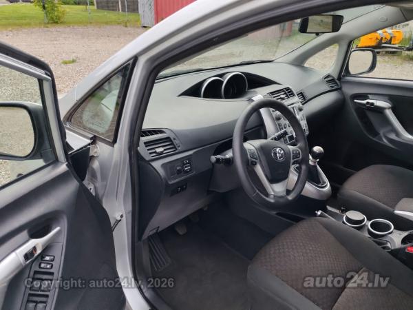 Pelēks Toyota Verso 2011 Tallina, ar dzinēja tilpumu 2.00 L un nobraukumu 200 tūkst. km par 5799 €, foto 10 vietnē AUTOMOTO.COM.LV