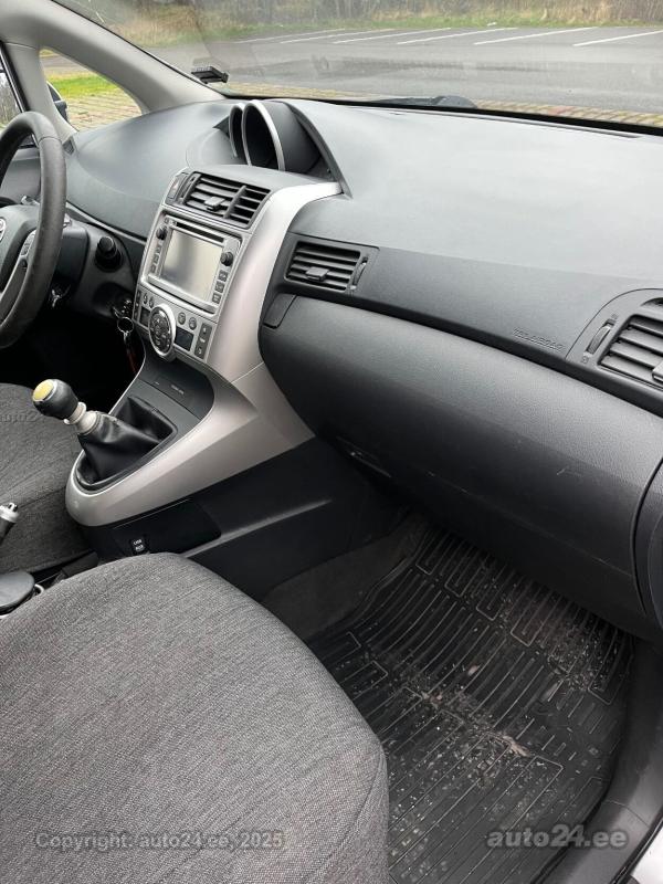 Pelēks Toyota Verso 2012 Tallina, ar dzinēja tilpumu 1.80 L un nobraukumu 282 tūkst. km par 5200 €, foto 11 vietnē AUTOMOTO.COM.LV