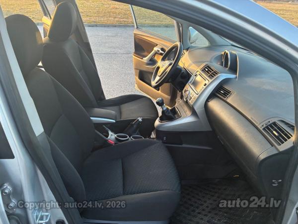 Pelēks Toyota Verso 2012 Tallina, ar dzinēja tilpumu 1.60 L un nobraukumu 143 tūkst. km par 5400 €, foto 3 vietnē AUTOMOTO.COM.LV
