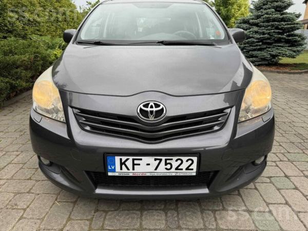 Pelēks Toyota Verso 2012 Rīga, ar dzinēja tilpumu 1.80 L un nobraukumu 229 tūkst. km par 5150 €, foto 3 vietnē AUTOMOTO.COM.LV