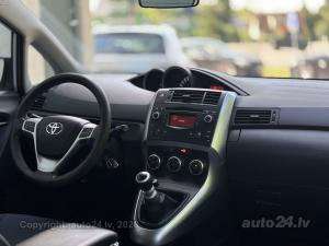 Grey Toyota Verso 2013 in Tartu, with an engine capacity of 1.60 L and mileage of 233 thousand km for 6299 €, photo 6 on AUTOMOTO.COM.LV