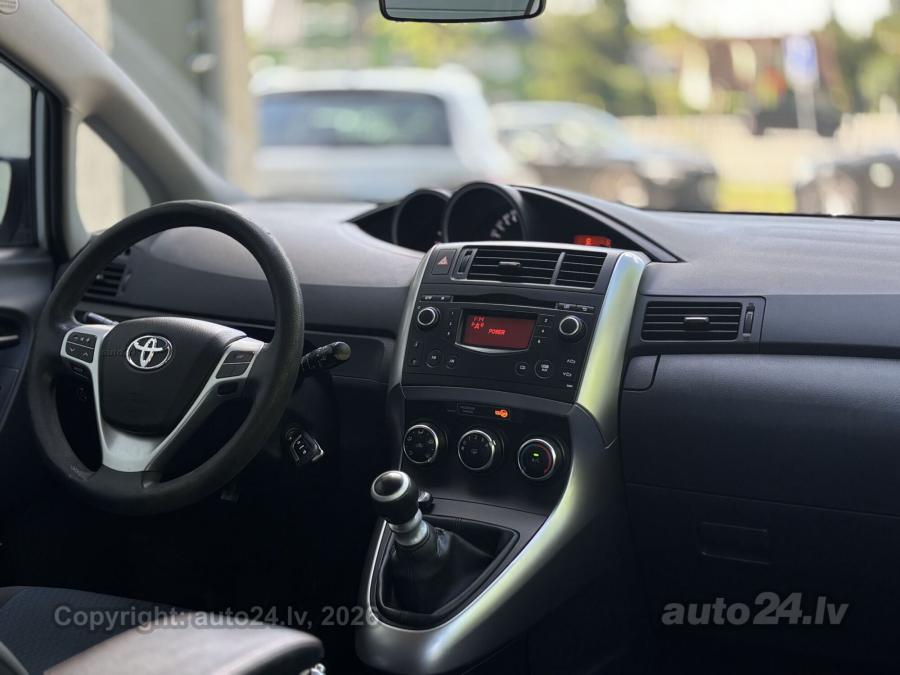 Grey Toyota Verso 2013 in Tartu, with an engine capacity of 1.60 L and mileage of 233 thousand km for 6299 €, photo 6 on AUTOMOTO.COM.LV