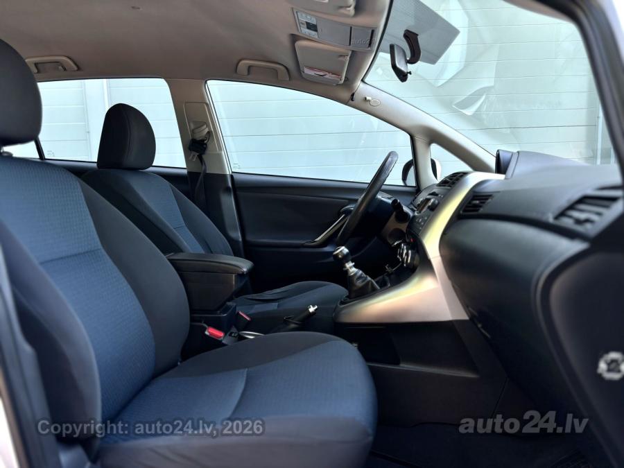 Grey Toyota Verso 2013 in Tartu, with an engine capacity of 1.60 L and mileage of 233 thousand km for 6299 €, photo 7 on AUTOMOTO.COM.LV