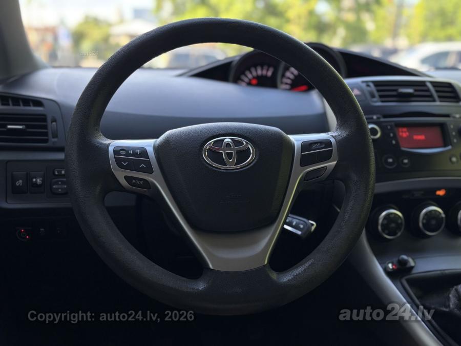 Grey Toyota Verso 2013 in Tartu, with an engine capacity of 1.60 L and mileage of 233 thousand km for 6299 €, photo 9 on AUTOMOTO.COM.LV