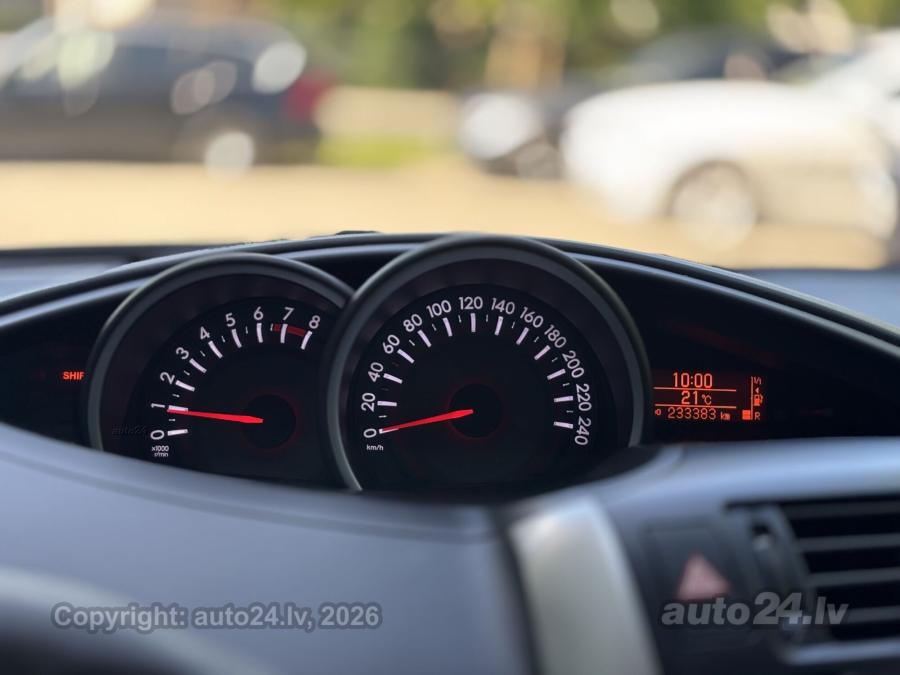 Grey Toyota Verso 2013 in Tartu, with an engine capacity of 1.60 L and mileage of 233 thousand km for 6299 €, photo 10 on AUTOMOTO.COM.LV