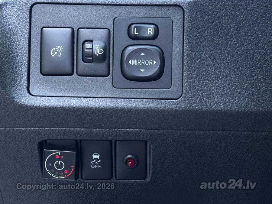 Grey Toyota Verso 2013 in Tartu, with an engine capacity of 1.60 L and mileage of 233 thousand km for 6299 €, photo 16 on AUTOMOTO.COM.LV