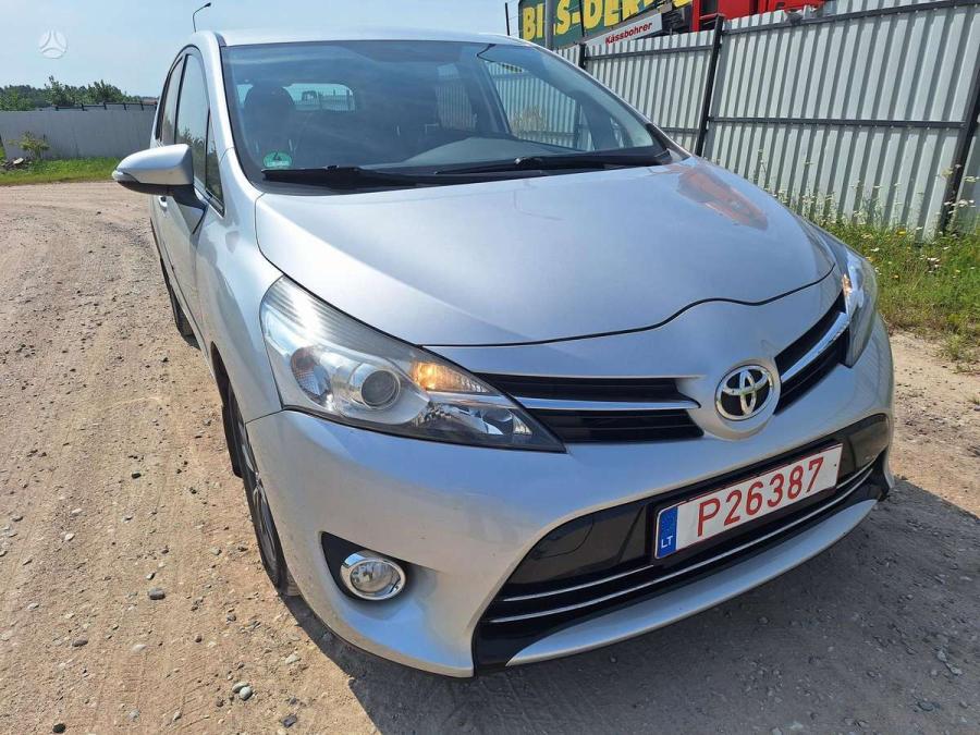 Grey Toyota Verso 2013 in Marijampole, with an engine capacity of 2.00 L and mileage of 257 thousand km for 5950 €, photo 4 on AUTOMOTO.COM.LV