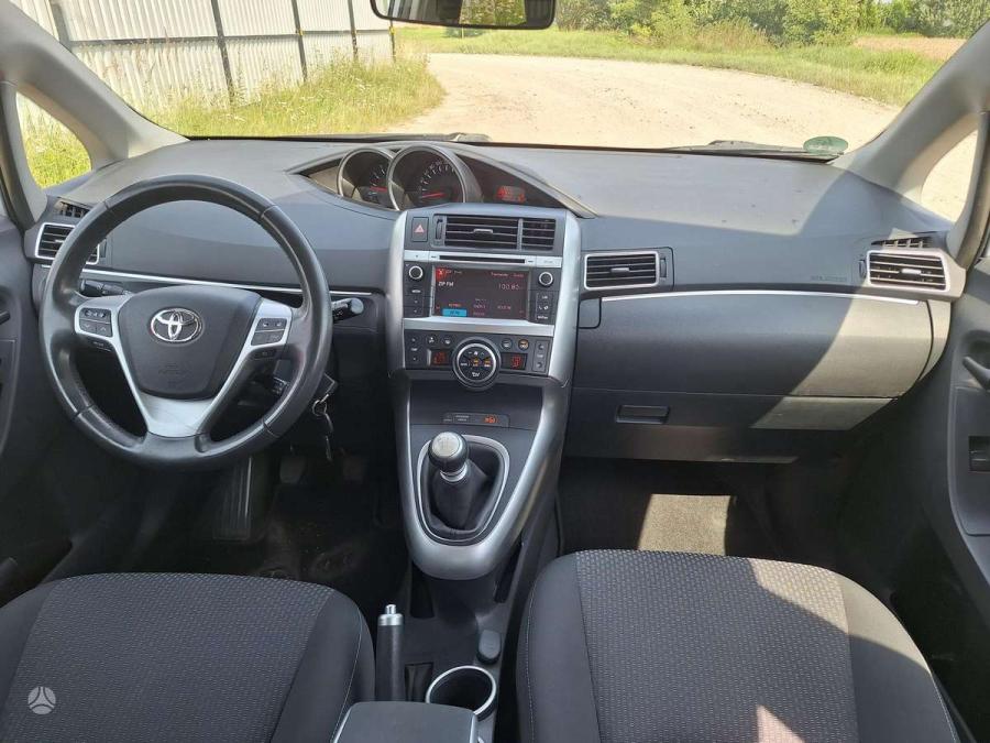 Grey Toyota Verso 2013 in Marijampole, with an engine capacity of 2.00 L and mileage of 257 thousand km for 5950 €, photo 10 on AUTOMOTO.COM.LV