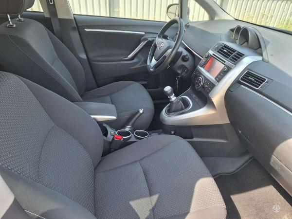 Grey Toyota Verso 2013 in Marijampole, with an engine capacity of 2.00 L and mileage of 257 thousand km for 5950 €, photo 10 on AUTOMOTO.COM.LV