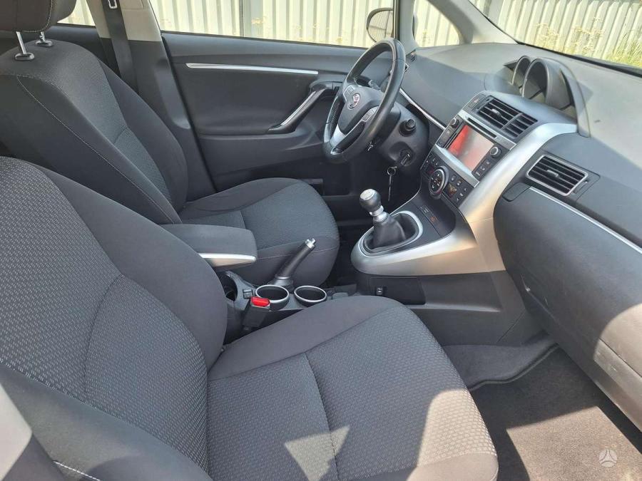 Grey Toyota Verso 2013 in Marijampole, with an engine capacity of 2.00 L and mileage of 257 thousand km for 5950 €, photo 11 on AUTOMOTO.COM.LV