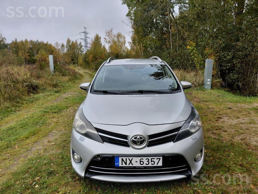 Grey Toyota Verso 2013 in Jurmala, with an engine capacity of 2.00 L and mileage of 732 thousand km for 1600 €, photo 1 on AUTOMOTO.COM.LV