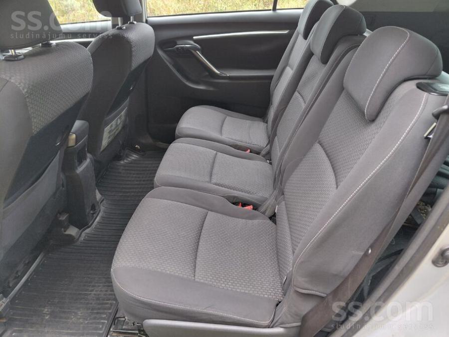Grey Toyota Verso 2013 in Jurmala, with an engine capacity of 2.00 L and mileage of 732 thousand km for 1600 €, photo 7 on AUTOMOTO.COM.LV