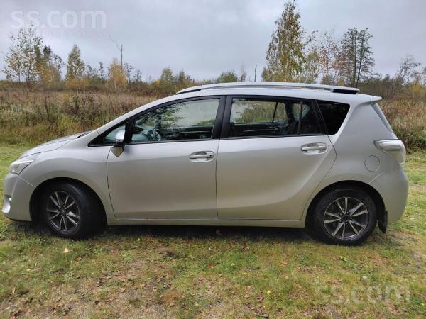 Pelēks Toyota Verso 2013 Jūrmala, ar dzinēja tilpumu 2.00 L un nobraukumu 732 tūkst. km par 1600 €, foto 5 vietnē AUTOMOTO.COM.LV