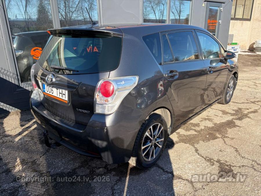Grey Toyota Verso 2014 in Tallinn, with an engine capacity of 1.60 L and mileage of 184 thousand km for 7990 €, photo 5 on AUTOMOTO.COM.LV