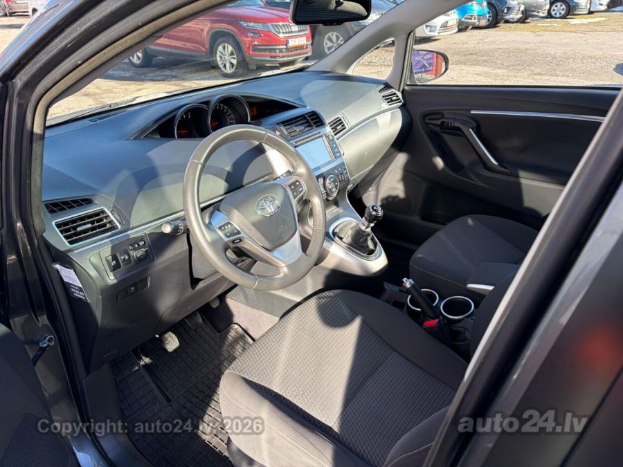 Grey Toyota Verso 2014 in Tallinn, with an engine capacity of 1.60 L and mileage of 184 thousand km for 7990 €, photo 8 on AUTOMOTO.COM.LV
