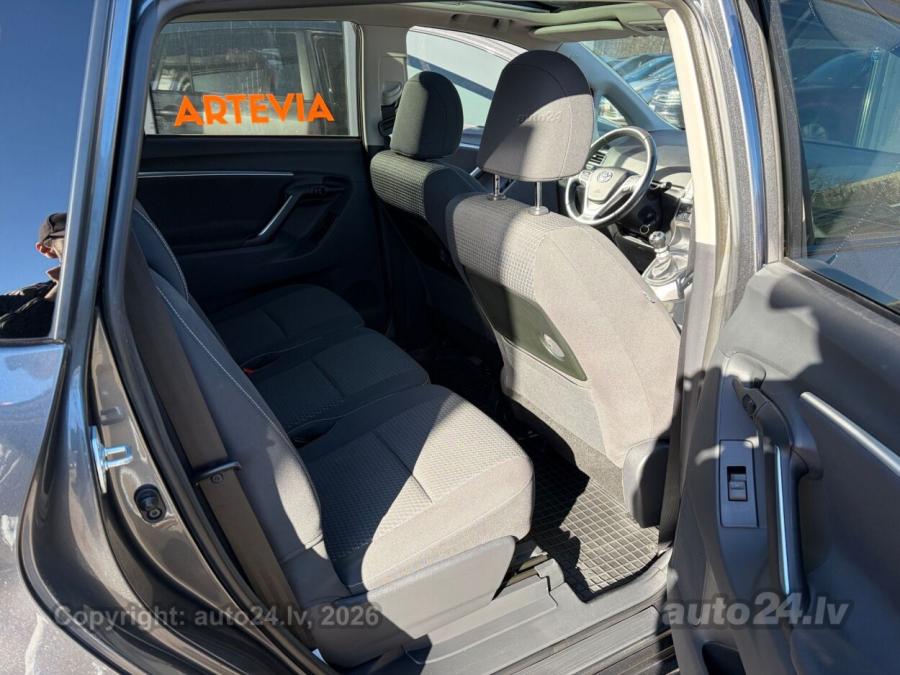 Grey Toyota Verso 2014 in Tallinn, with an engine capacity of 1.60 L and mileage of 184 thousand km for 7990 €, photo 9 on AUTOMOTO.COM.LV