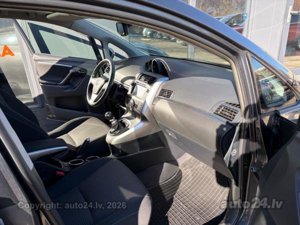 Grey Toyota Verso 2014 in Tallinn, with an engine capacity of 1.60 L and mileage of 184 thousand km for 7990 €, photo 10 on AUTOMOTO.COM.LV