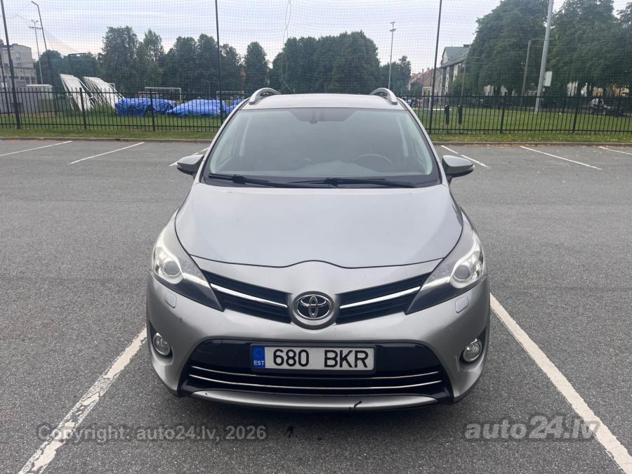 Grey Toyota Verso 2014 in Tallinn, with an engine capacity of 2.00 L and mileage of 211 thousand km for 8150 €, photo 3 on AUTOMOTO.COM.LV