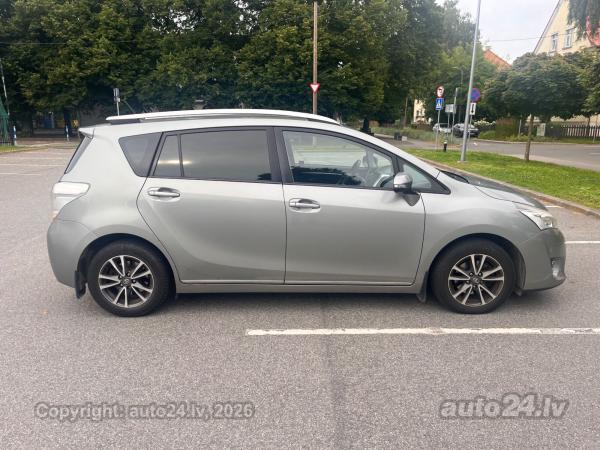 Grey Toyota Verso 2014 in Tallinn, with an engine capacity of 2.00 L and mileage of 211 thousand km for 8150 €, photo 4 on AUTOMOTO.COM.LV