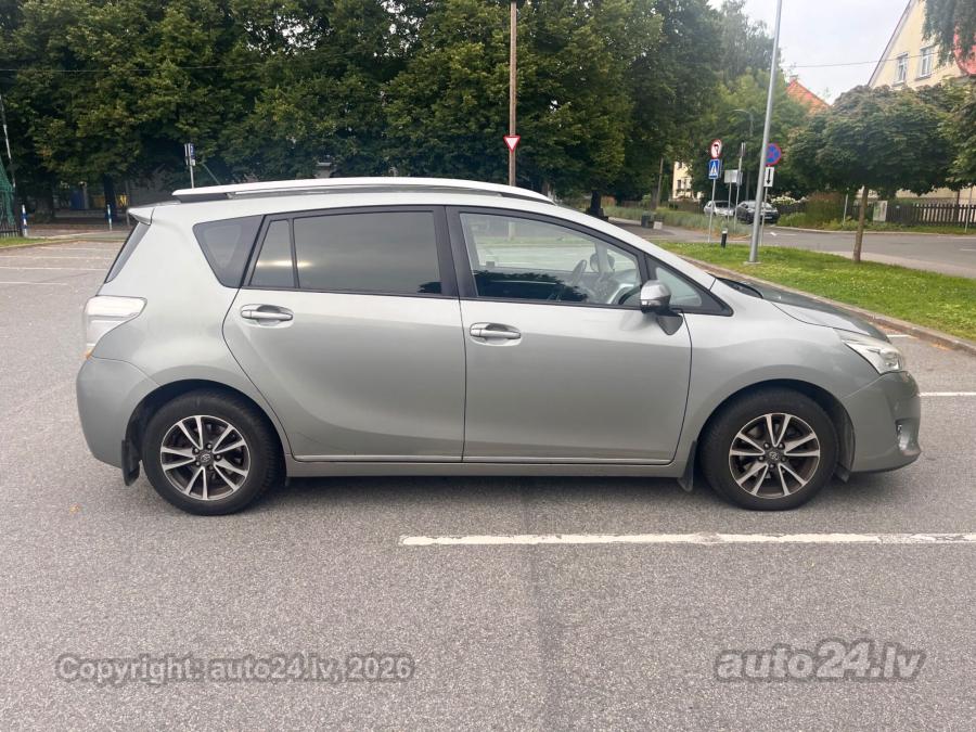 Grey Toyota Verso 2014 in Tallinn, with an engine capacity of 2.00 L and mileage of 211 thousand km for 8150 €, photo 5 on AUTOMOTO.COM.LV