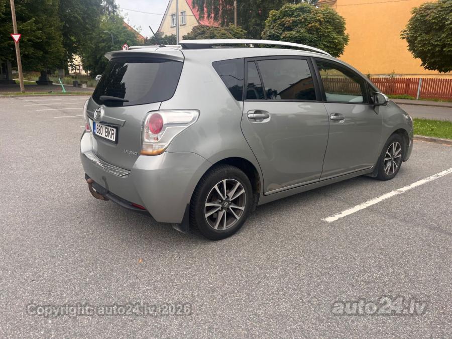 Grey Toyota Verso 2014 in Tallinn, with an engine capacity of 2.00 L and mileage of 211 thousand km for 8150 €, photo 6 on AUTOMOTO.COM.LV